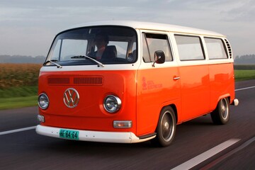 Klassieke Volkswagen T2 met hypermodern interieur - AutoWeek