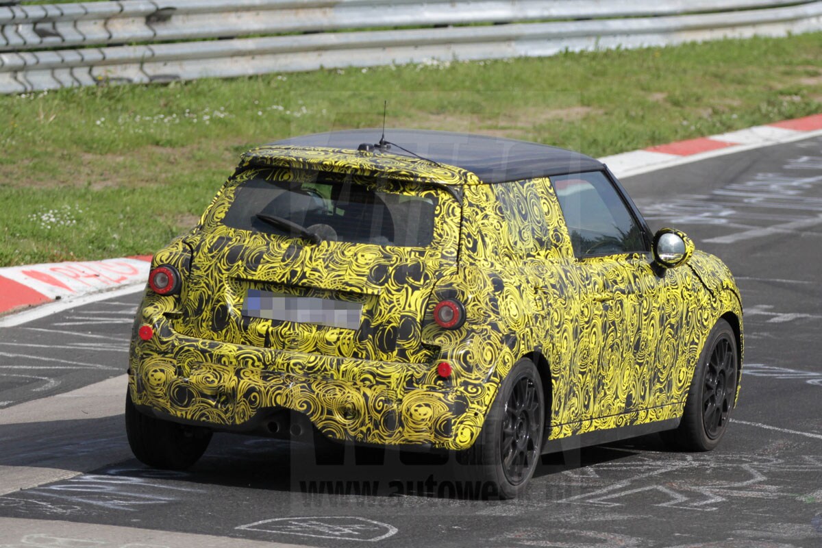 Nieuwe Mini Cooper S knalt verkleed over de Ring - AutoWeek
