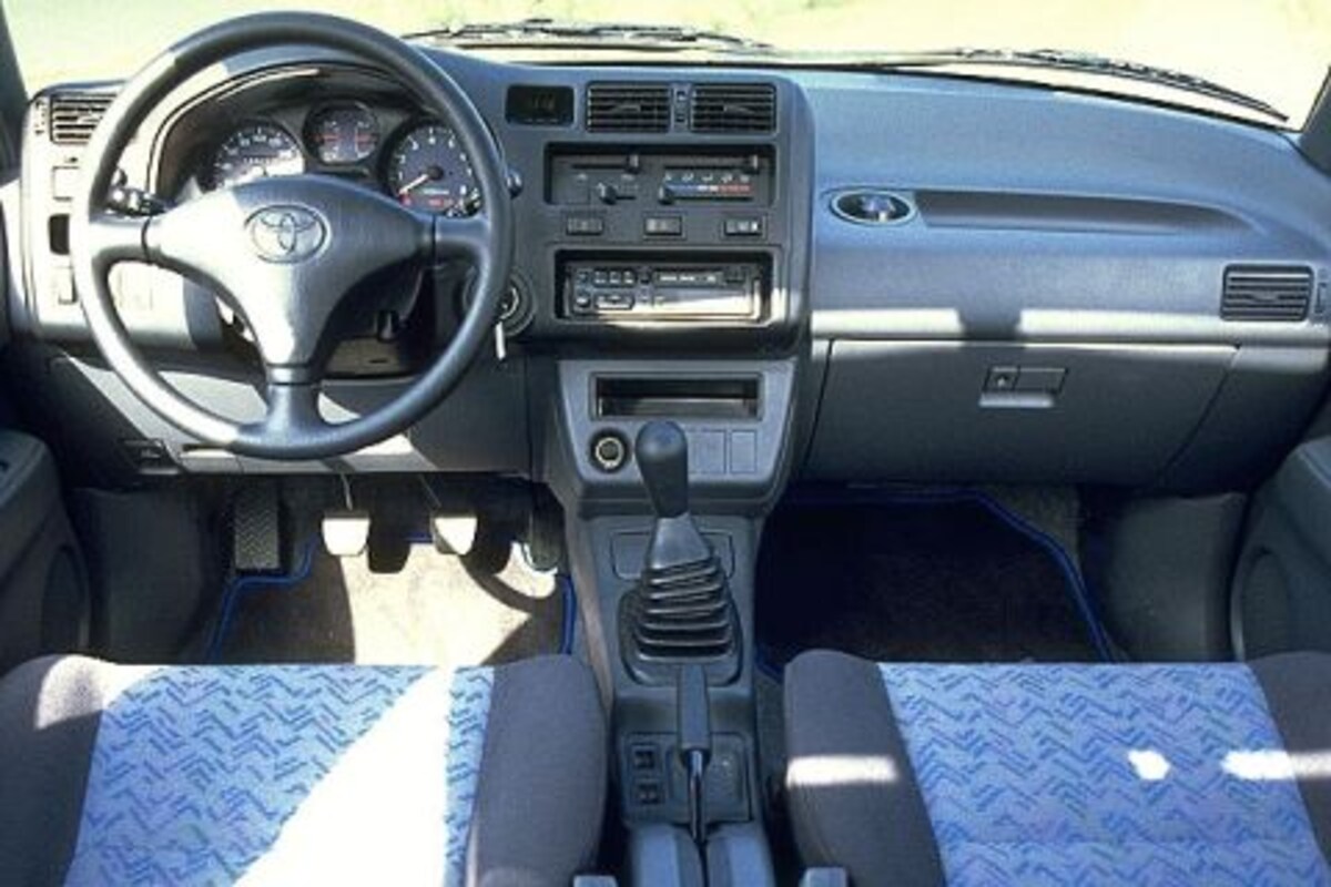 Toyota Funcruiser 2.0i SR (1995) Autotest - AutoWeek