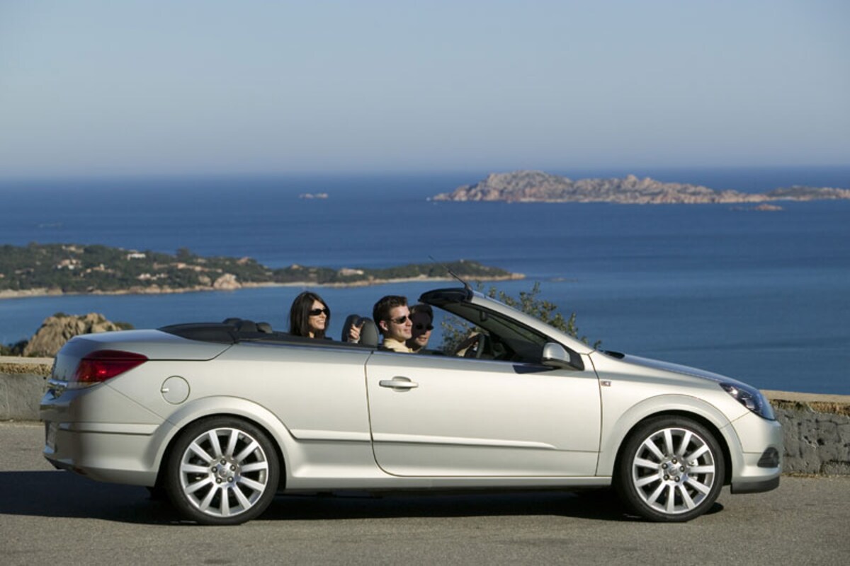 Opel Astra TwinTop 1.8 Cosmo (2006) review - AutoWeek