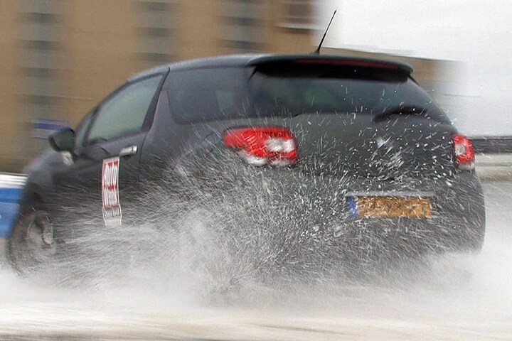 Wat te doen bij slippen? - AutoWeek