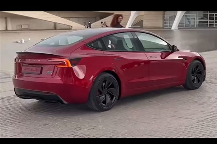 Tesla Model 3 Plaid razendsnel gespot in Spanje - AutoWeek.nl
