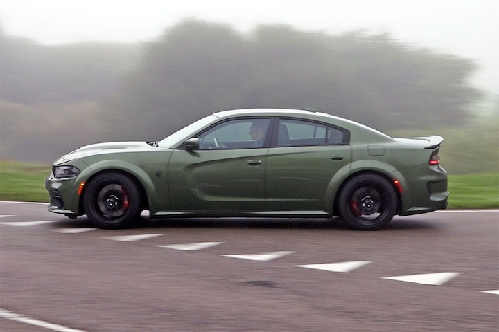 Achteruitkijkspiegel - "Welke wil je: deze Hellcat of een