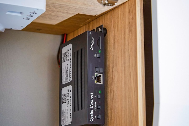 Zo monteer je een wifi-router in je camper - AutoWeek