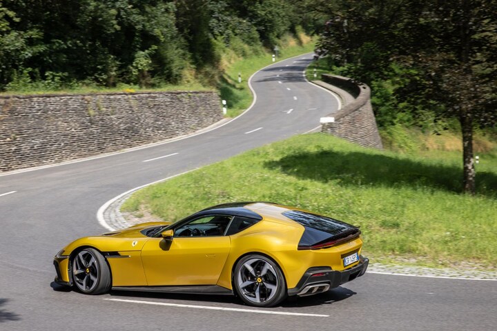 AutoWeek test de Ferrari 12Cilindri, met dikke V12-motor