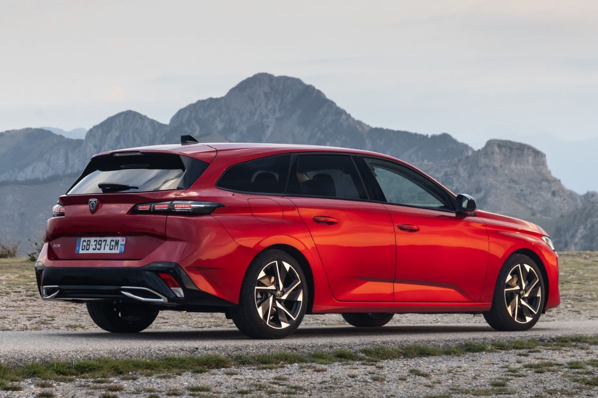 Peugeot 308 SW Allure Pack Business HYbrid 180 (2023) review