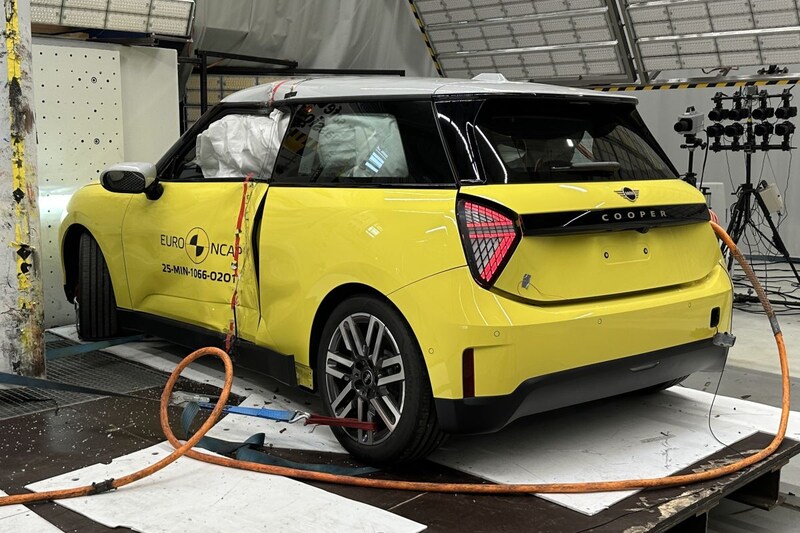 Audi A6 e-tron en Mini Cooper bewijzen zich tegen de crashmuur