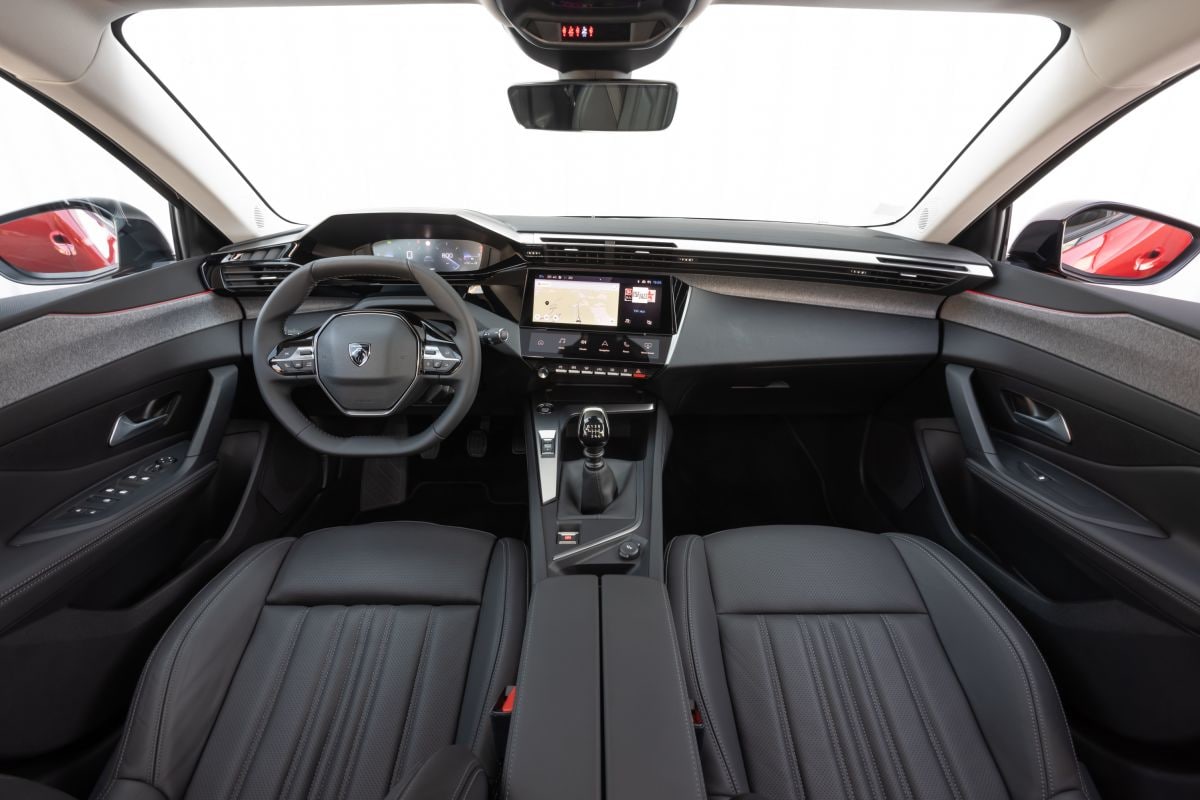 Peugeot 308 SW Allure Pack Business HYbrid 180 (2023) review