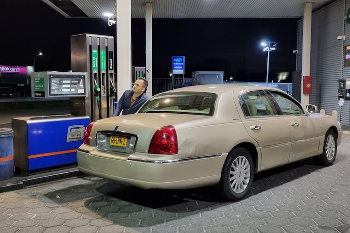 Benzineprijs voor het eerst ooit boven de 2 euro per liter