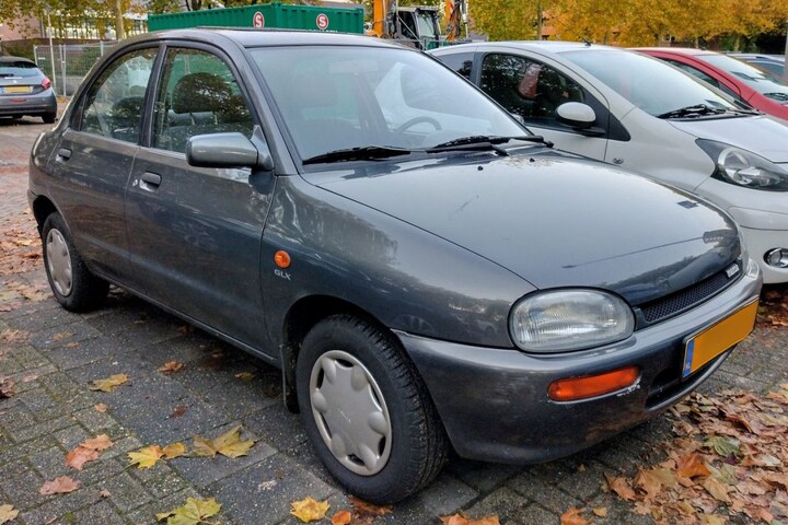 Mazda 121 (1994) - In het Wild - AutoWeek