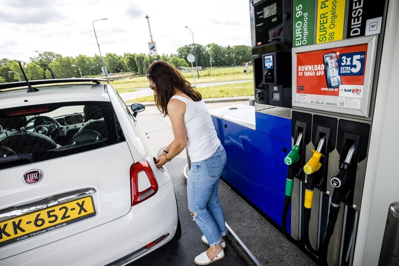 Benzineprijzen dalen, maar zijn nog altijd hoog - AutoWeek