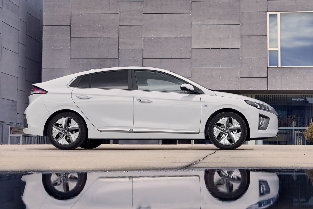 Hyundai Ioniq 1.6 GDI PHEV Premium (2021) review - AutoWeek