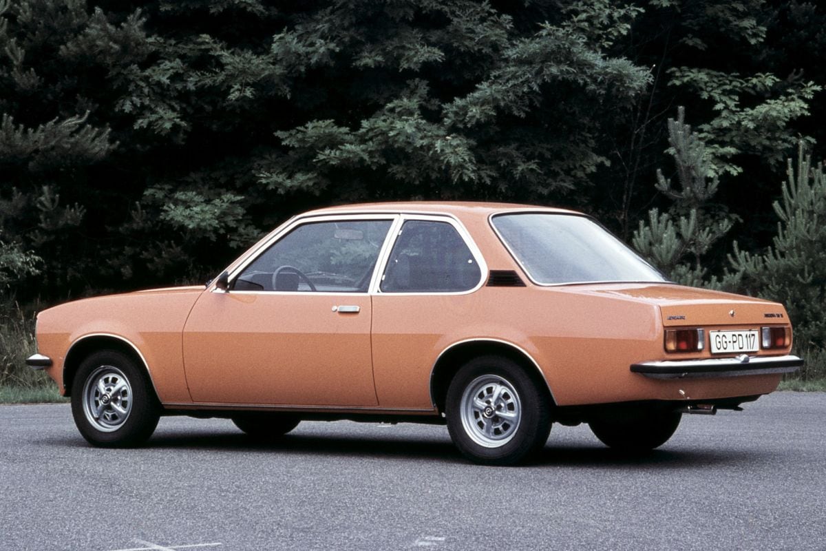 Opel Ascona 2.0 E De Luxe prijs en specificaties - AutoWeek