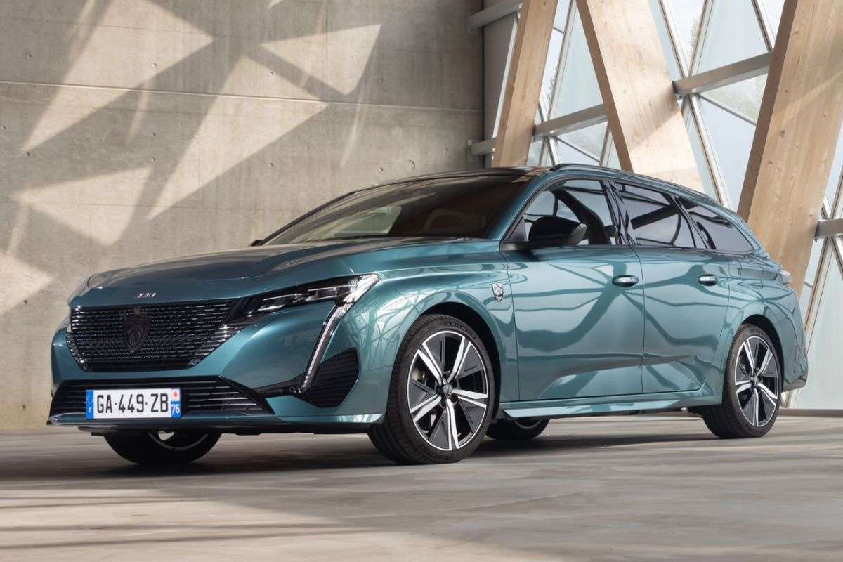 Peugeot 308 SW Active Pack Business HYbrid 180 (2022) review