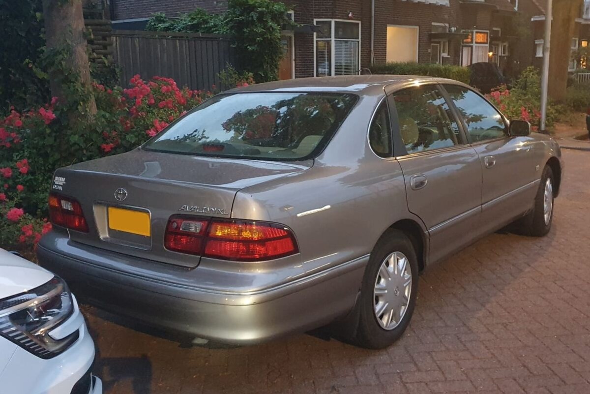 Toyota Avalon XL (1998) - In het Wild - AutoWeek