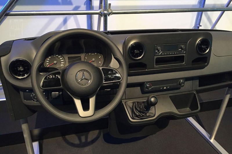 Mercedes-Benz toont dashboard Sprinter - AutoWeek