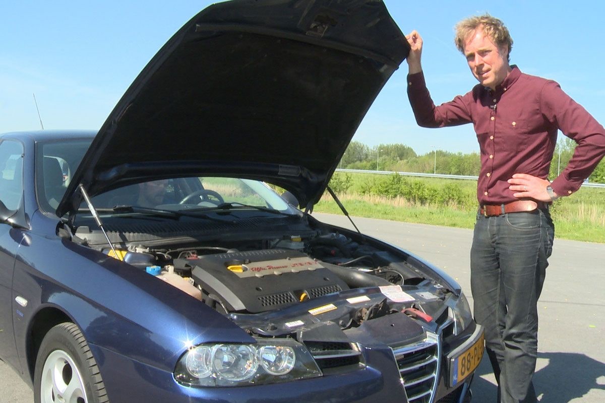 Wat zie je onder de motorkap van een tweedehands auto?