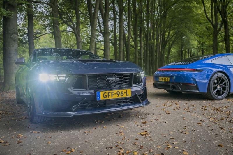 Ford Mustang Dark Horse vs Porsche 911 Carrera dubbeltest