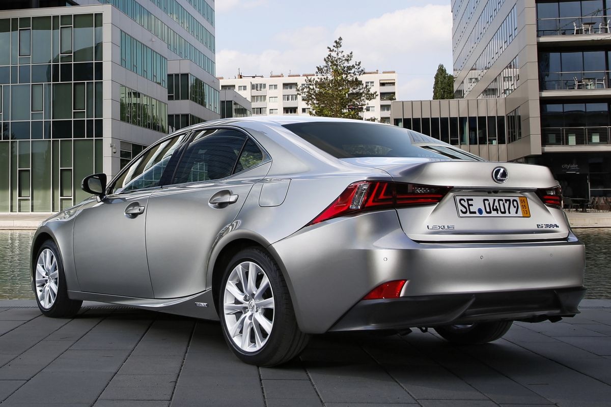 Lexus IS 300h Luxury Line (2014) #4 review - AutoWeek