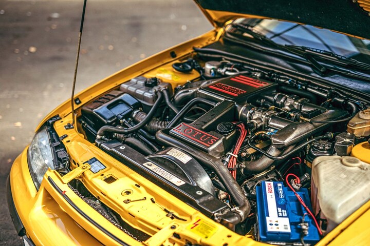 Artz bouwde een Kadett om een Corvette en Calibra op een Lotus