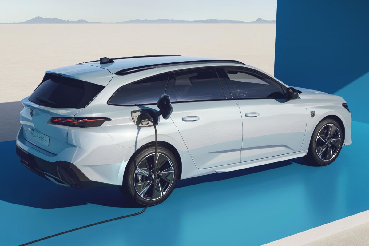 Peugeot e-308 SW GT 54kWh 156 (2024) review - AutoWeek