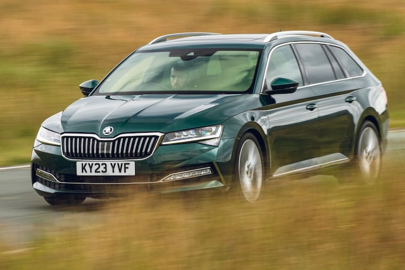 Skoda Superb uitgezwaaid met 477 pk sterke Sleeper Edition - AutoWeek