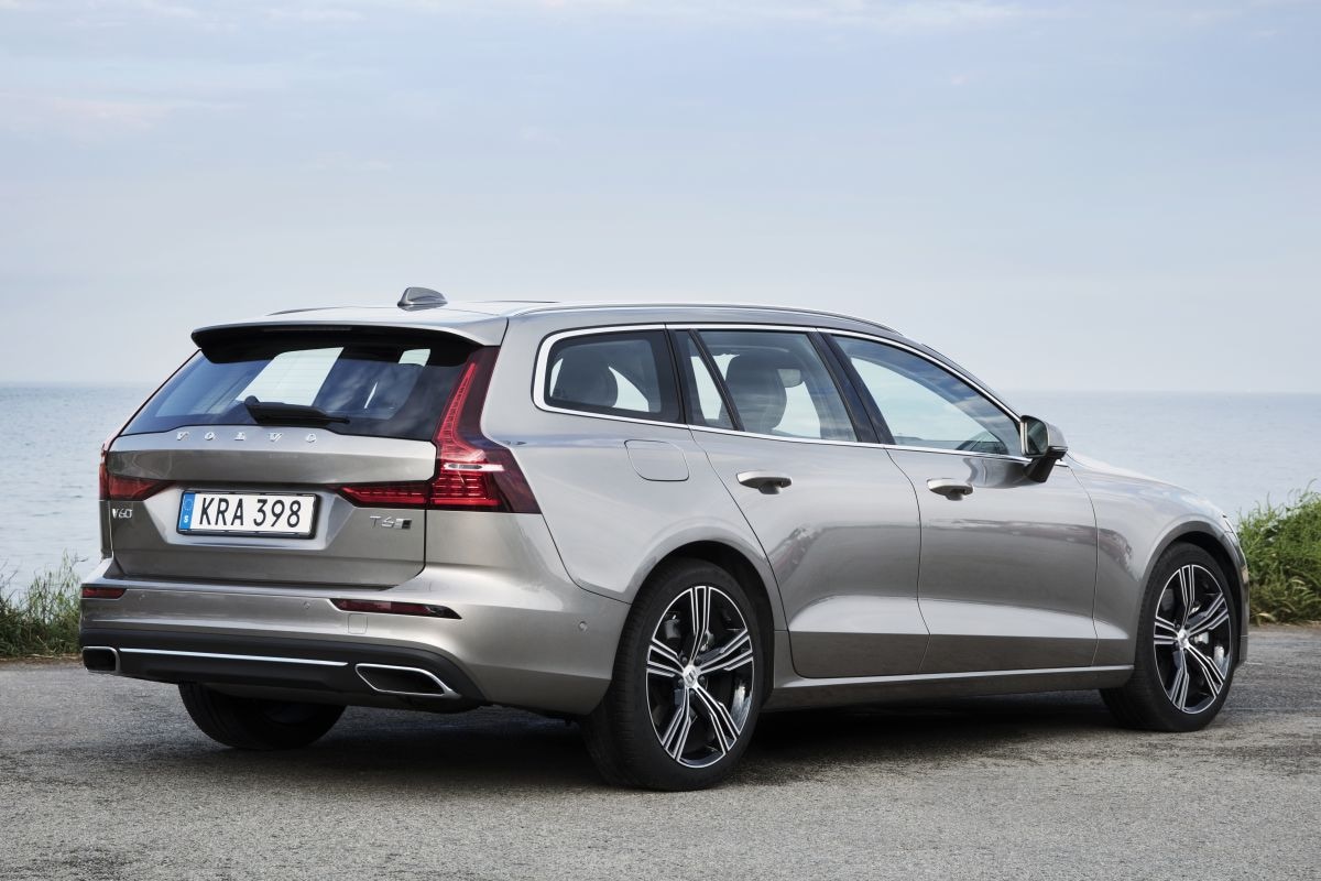 Volvo V60 T6 Plug-in Hybrid AWD Essential prijs en specificaties