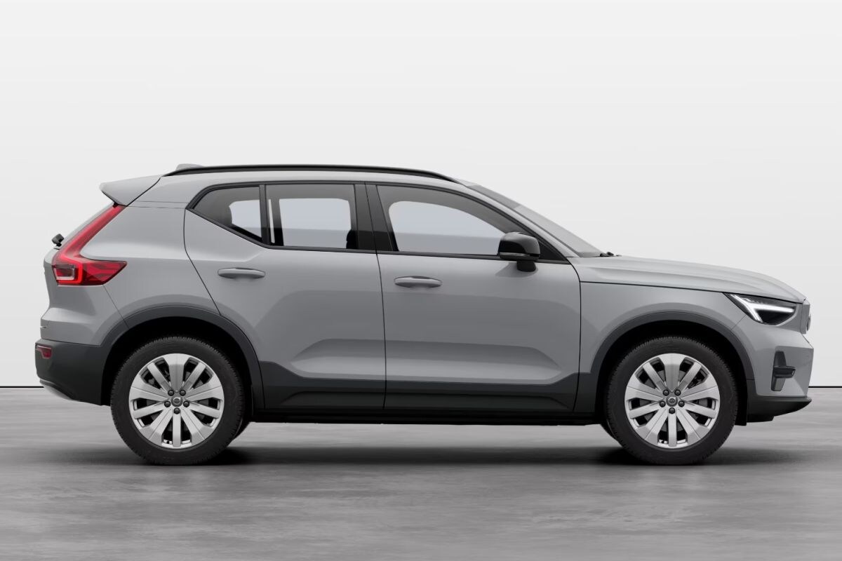 The Volvo EX40 is cheaper, but more bare-bones than its predecessor ...