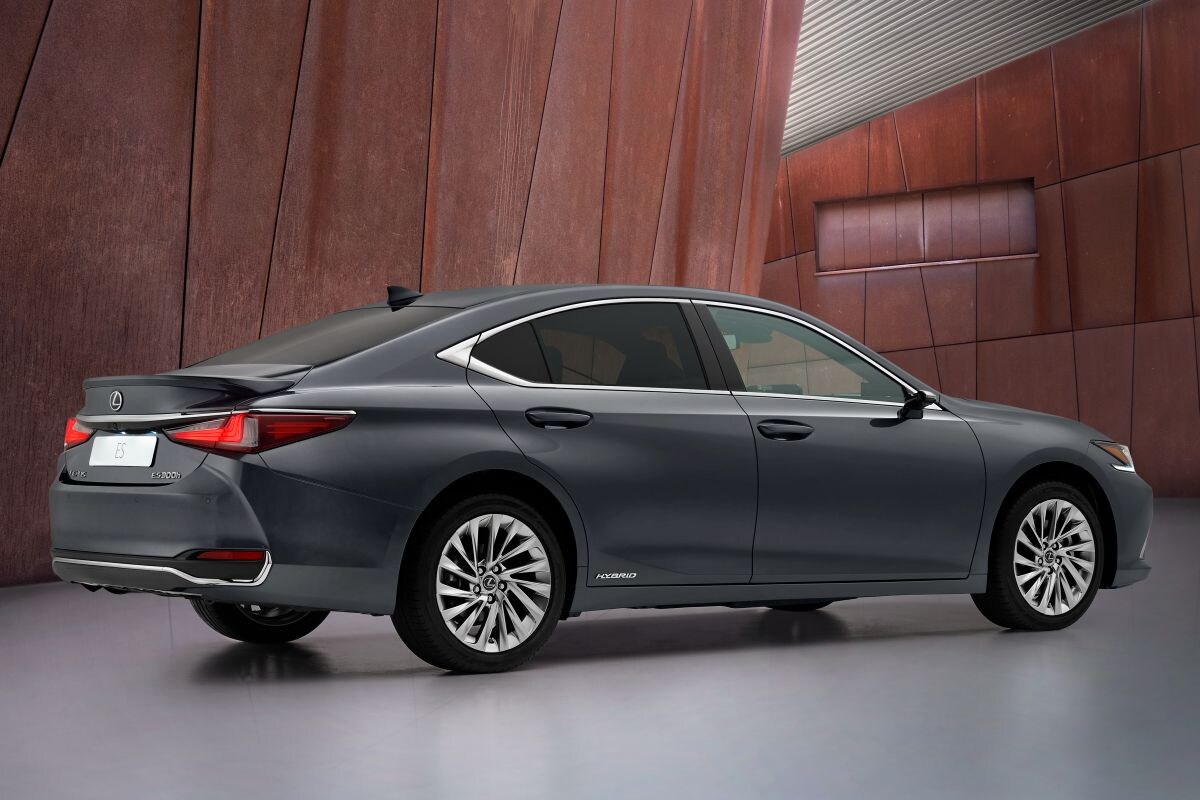 Lexus ES - Facelift Friday - AutoWeek