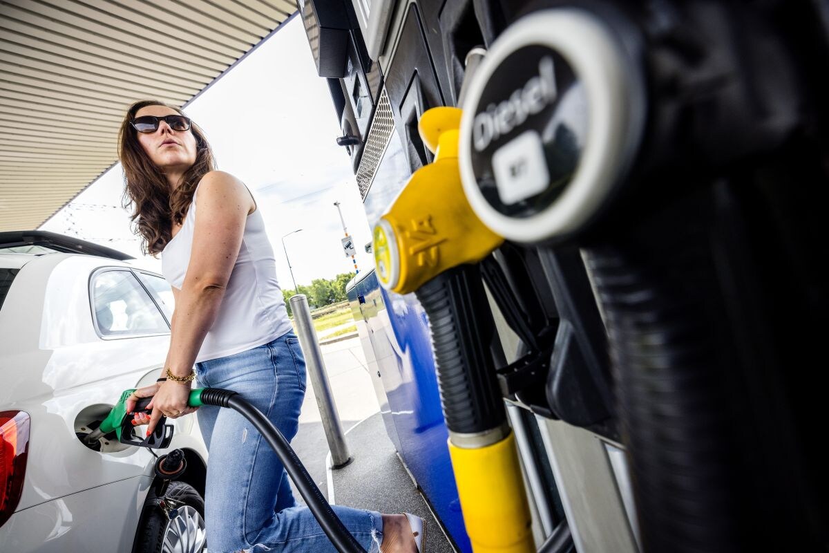 Benzineprijzen dalen, maar zijn nog altijd hoog - AutoWeek