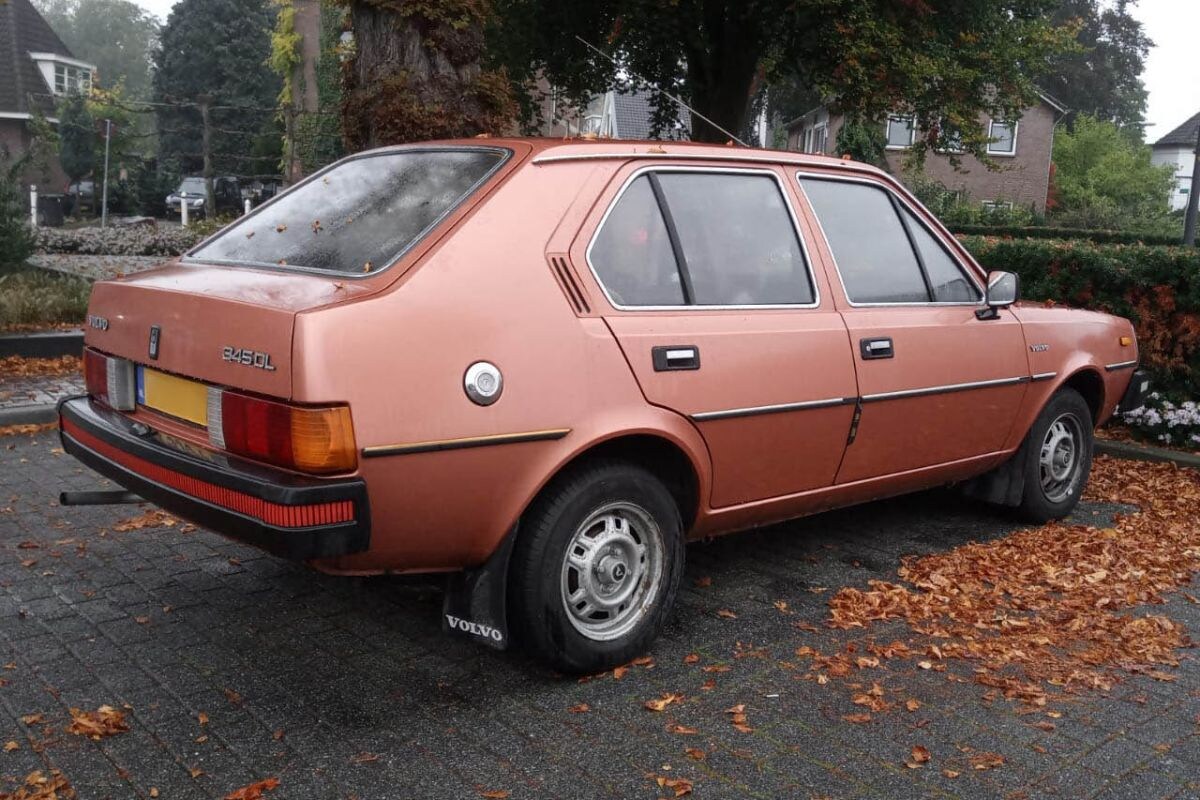 Volvo 345 (1980) - In het Wild - AutoWeek