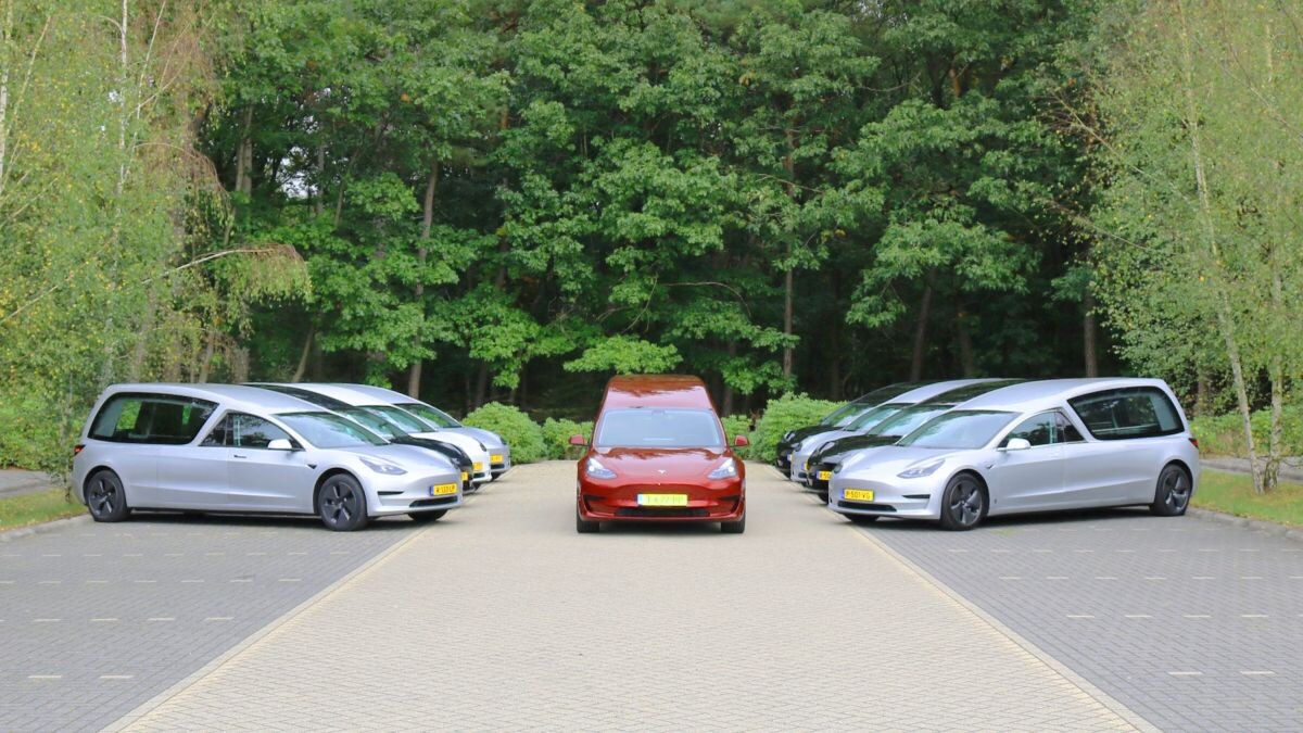 Tesla Model 3 steeds vaker te zien als rouwauto - AutoWeek