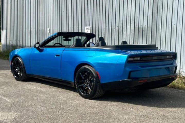 Dodge Charger als volledig elektrische cabriolet - AutoWeek