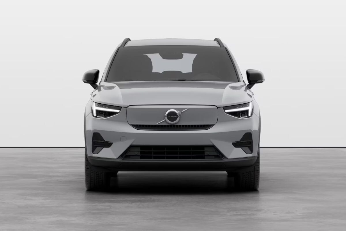 The Volvo EX40 is cheaper, but more bare-bones than its predecessor ...