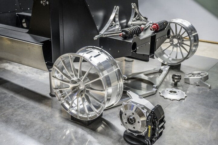 Because Maarten de Bruijn was not yet finished with Spyker, he built ...