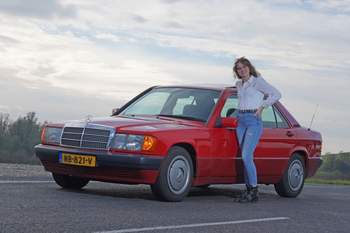 Broer (20) en zus (18) rijden allebei een 30 jaar oude Mercedes
