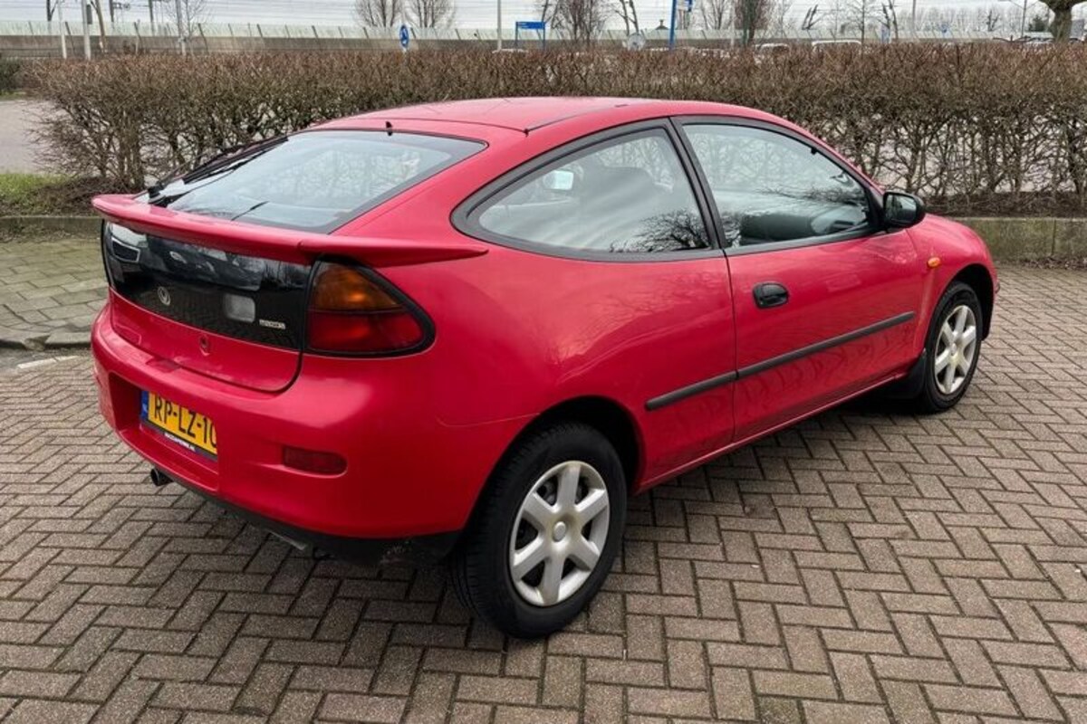 Met deze Mazda 323C rijd je leuk voor een habbekrats - Liefhebber