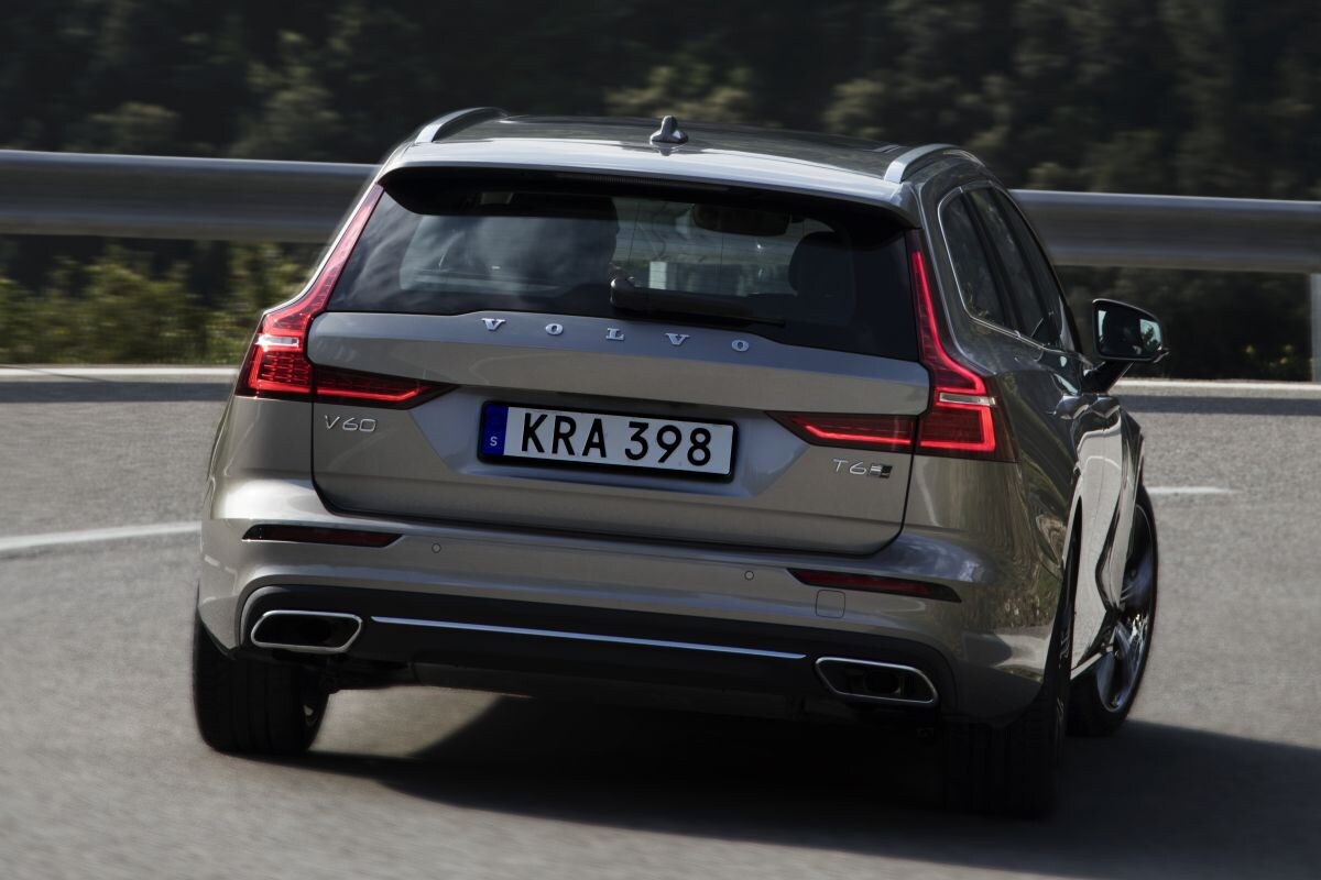 Volvo V60 T6 Plug-in Hybrid AWD Essential prijs en specificaties