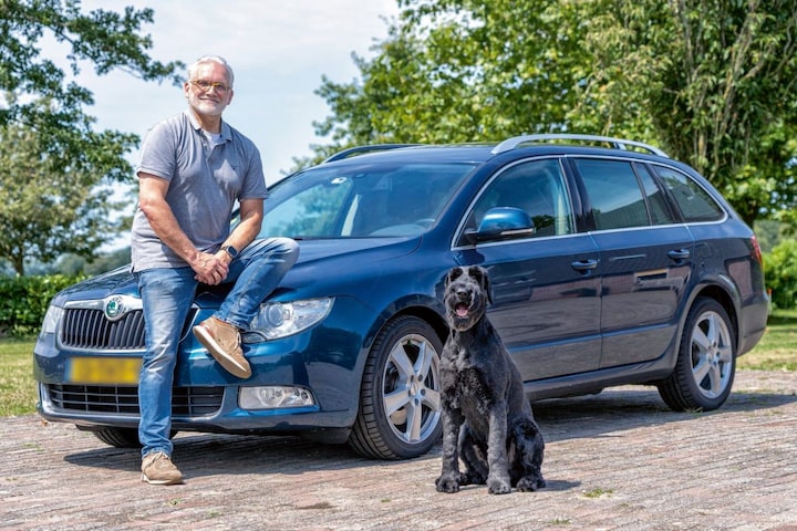 Leo de Haas rijdt Skoda Superb - AutoWeek